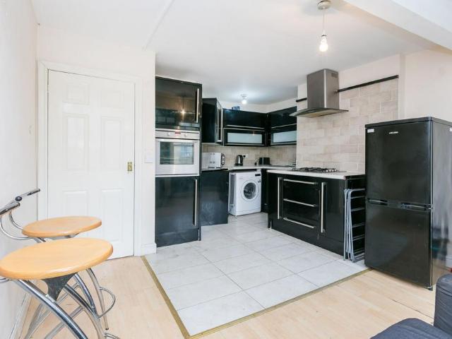Essex Road, London, N1 3 bed flat to rent £3,650 pcm £842 pw