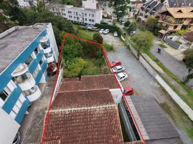 ESTUDA PERMUTA: Casa com 3 quartos e 2 vagas em terreno de 620m² próximo ao Hospital N.S. das Graças