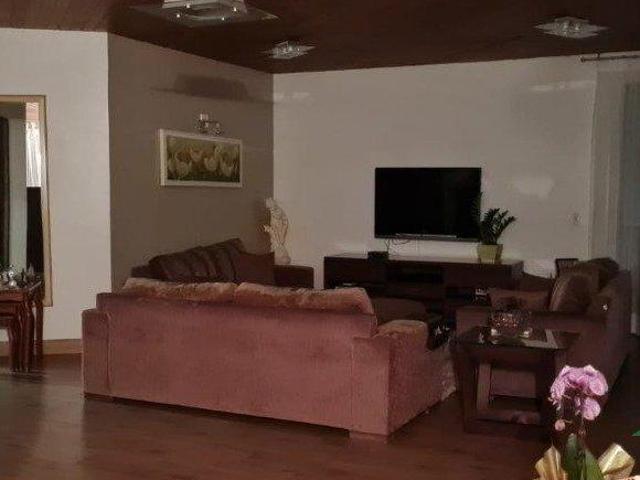 Estuda troca por casa térrea em condomínio