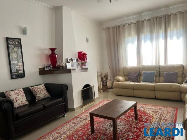 Casa Em Condomínio