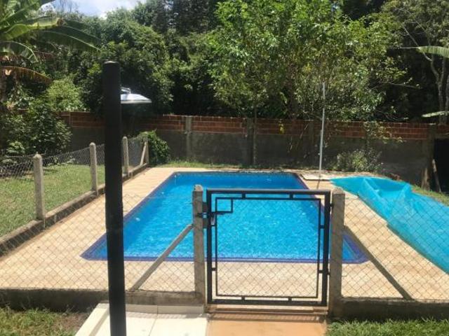 Está à venda uma chácara no Condomínio Quinta do Tamboril