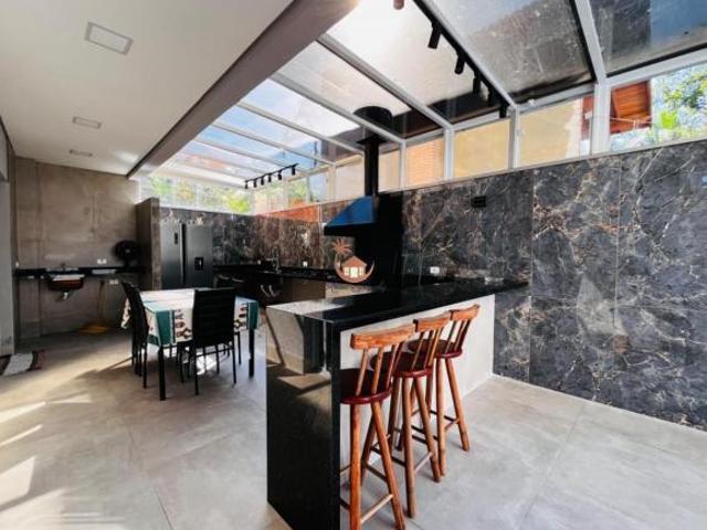 Esta casa em condomínio está disponível para venda e oferece todo o conforto e praticidade que v.