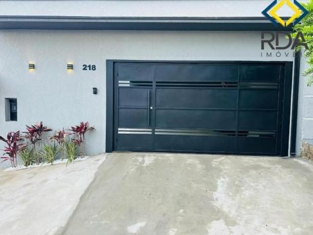 Esta casa possui uma planta diferenciada em formato de L, integrando garagem e quintal para melhor a