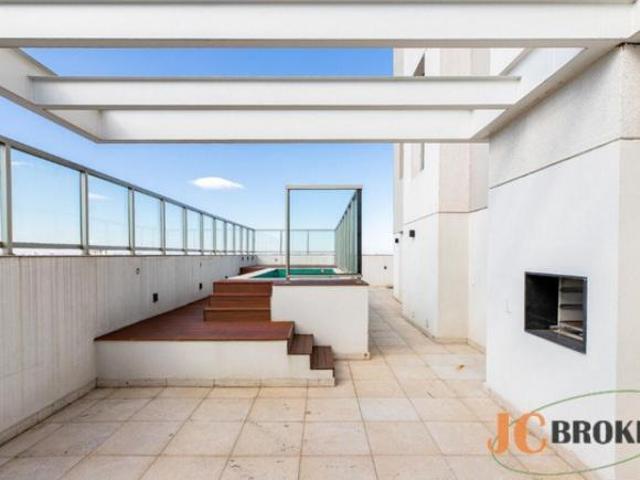 Esta cobertura duplex de 839m², 5 suítes, 7 vagas