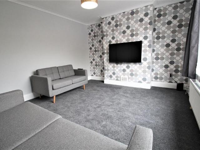 Estcourt Terrace, Headingley, Leeds. 5 bed terraced house to rent £3,012 pcm £695 pw