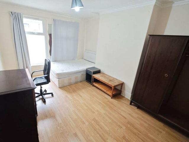 Estcourt Avenue, Headingley, Leeds LS6, Room to rent, £520 pcm | PrimeLocation