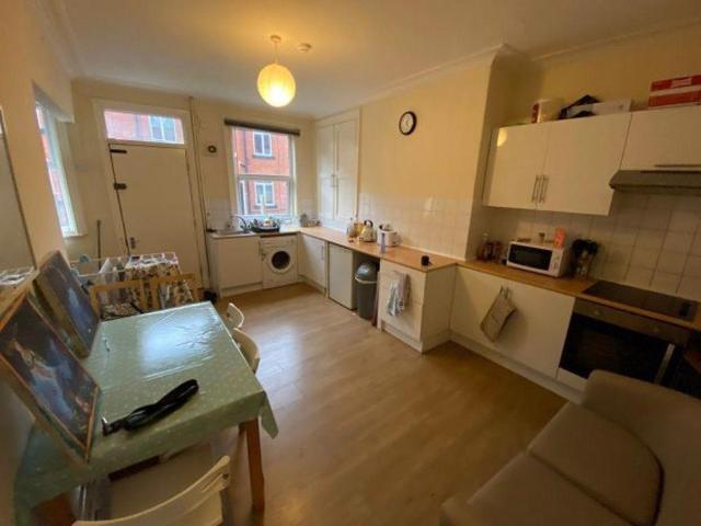 Estcourt Avenue, Leeds 4 bed house to rent £2,323 pcm £536 pw