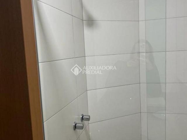Este apartamento no centro de Gramado está mobiliado e equipado te esperando