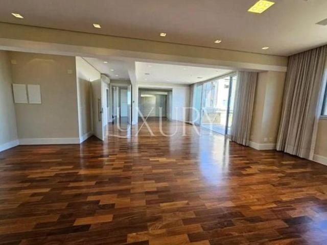 Este apartamento duplex oferece uma experiência de vida incomparável, com um acesso exclusivo ao Sho