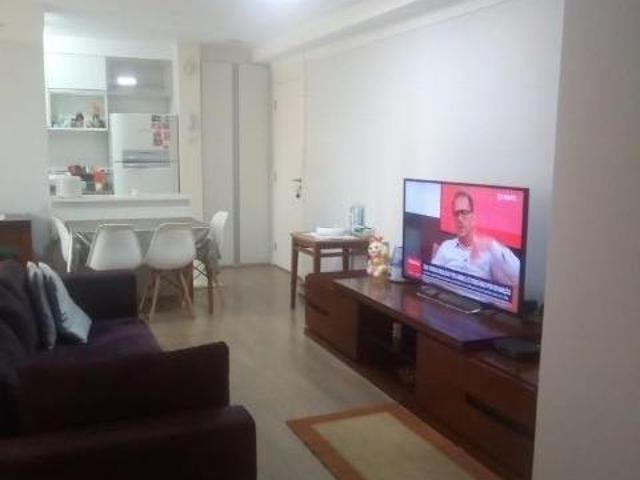 Este apartamento de 2 quartos, sendo 1 suíte, está localizado em uma região privilegiada, oferecend