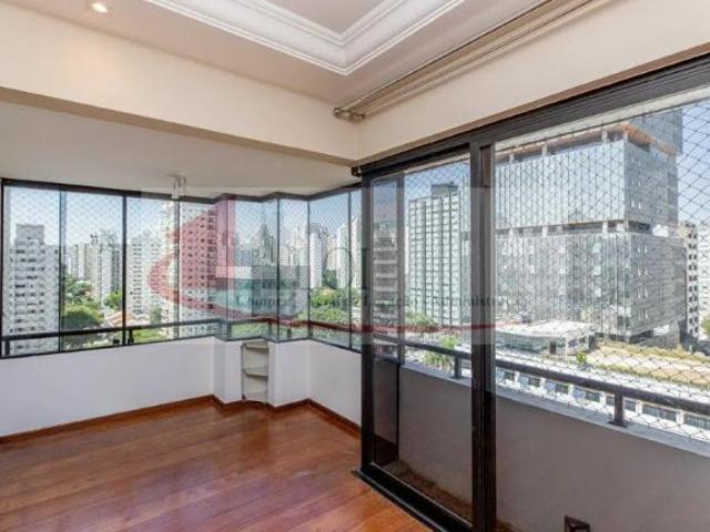 Este belo apartamento de 150m² Campo Belo, oferece um espaço amplo e sofisticado, perfeito para que