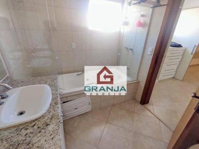 Este exuberante sobrado está estrategicamente localizado, oferecendo uma vista deslumbrante para o p