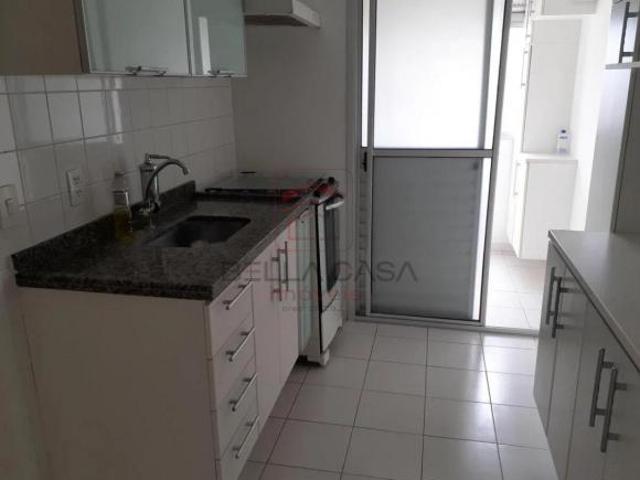 Este encantador apartamento de 50 m² o lado do Metrô
