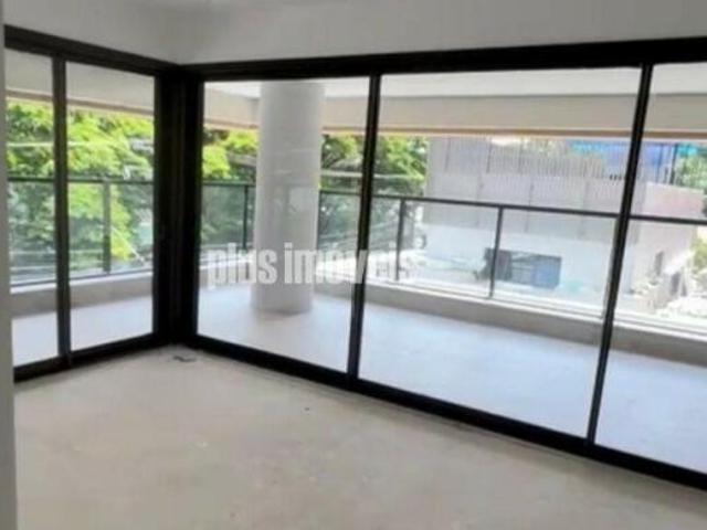 Este espaçoso apartamento de 153 metros quadrados oferece um ambiente moderno e confortável, ideal p
