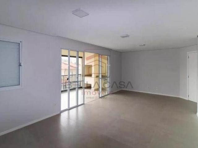 Este espaçoso apartamento de 128 metros quadrados oferece conforto, e comodidade para você !