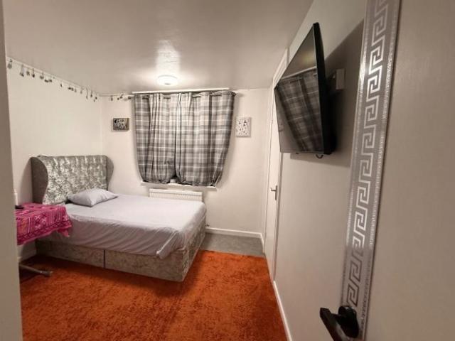 Este Road, London SW11, Room to rent, £1,000 pcm | PrimeLocation