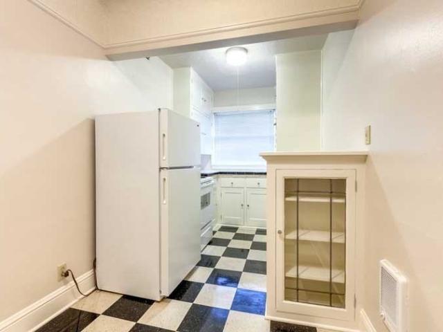 ESTELLE COURT APARTMENTS MCM10 1 Bedroom Apartment for Rent at 730 Nw 20th Ave, Portland, OR 97209 Northwest District