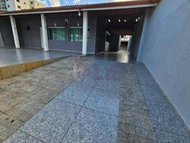 Estilo e lazer na praia! Casa com piscina e gourmet a 150m da praia Martim de Sá! Agende sua visita