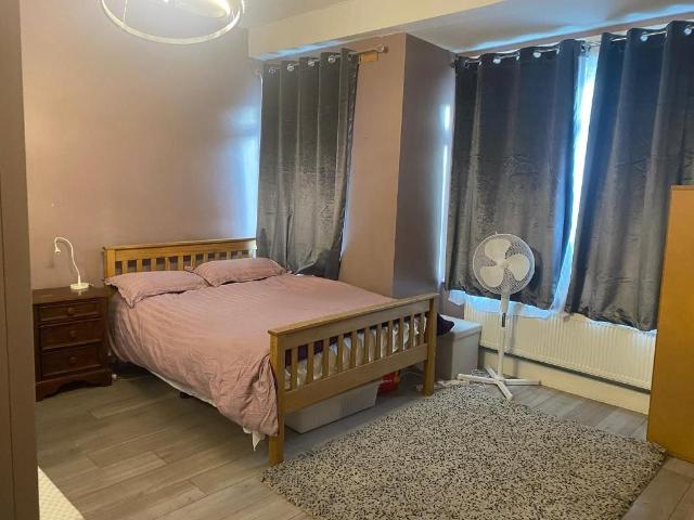 Eswyn Road, Tooting SW17, Room to rent, £800 pcm | PrimeLocation