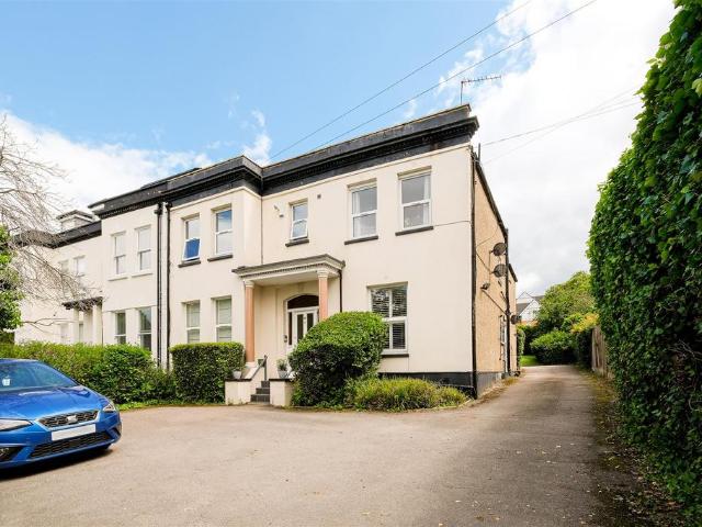 Epping New Road, Buckhurst Hill 2 bed apartment to rent £1,800 pcm £415 pw