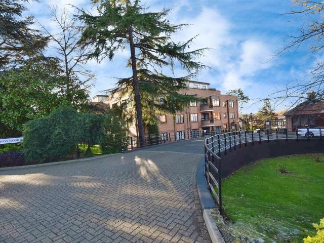 Epping New Road, Buckhurst Hill IG9 3 bed apartment to rent £2,950 pcm £681 pw
