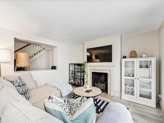 Epple Road, Fulham, SW6 2 bed flat to rent £2,999 pcm £692 pw