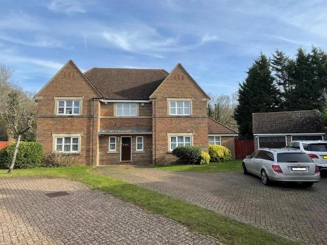 Epsom 5 bed detached house to rent £4,500 pcm £1,038 pw