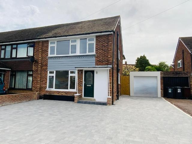 Epsom Close, West Malling, ME19 4 bed semi detached house to rent £2,495 pcm £576 pw
