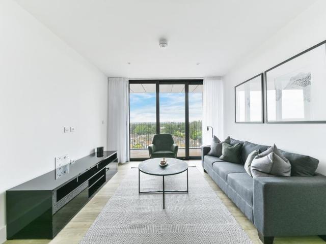 Epsom House, 2 Fairfield Avenue. 2 bed flat to rent £1,993 pcm £460 pw