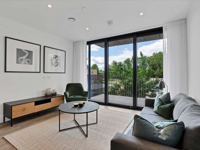 Epsom House, Fairfield Avenue, TW18 2 bed apartment to rent £2,000 pcm £462 pw