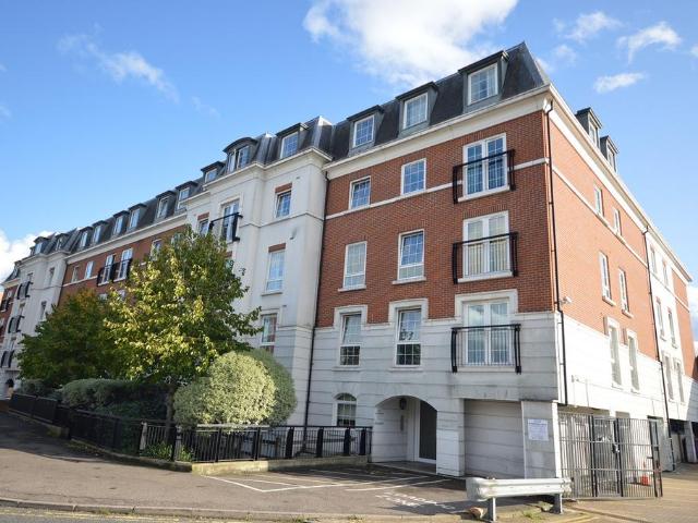 Epsom KT19 2 bed flat to rent £1,650 pcm £381 pw