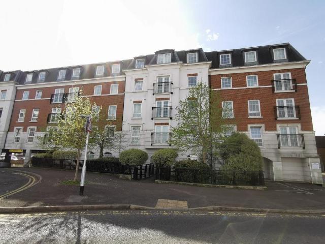Epsom KT19 2 bed flat to rent £2,000 pcm £462 pw