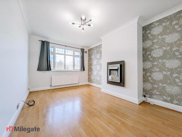 Epsom Road, Morden SM4 2 bed flat to rent £1,750 pcm £404 pw