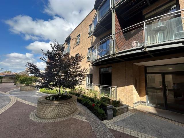 Epsom Road, Guildford GU1 2 bed apartment to rent £2,350 pcm £542 pw