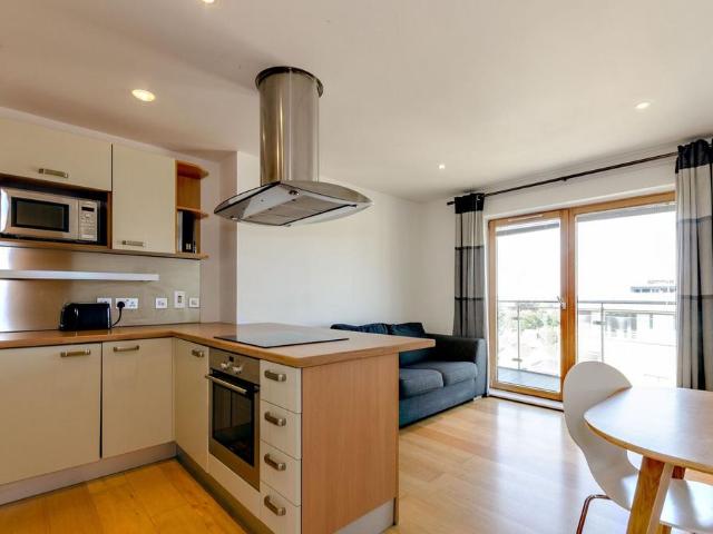 Epsom Road, Guildford, GU1 2 bed flat to rent £2,250 pcm £519 pw