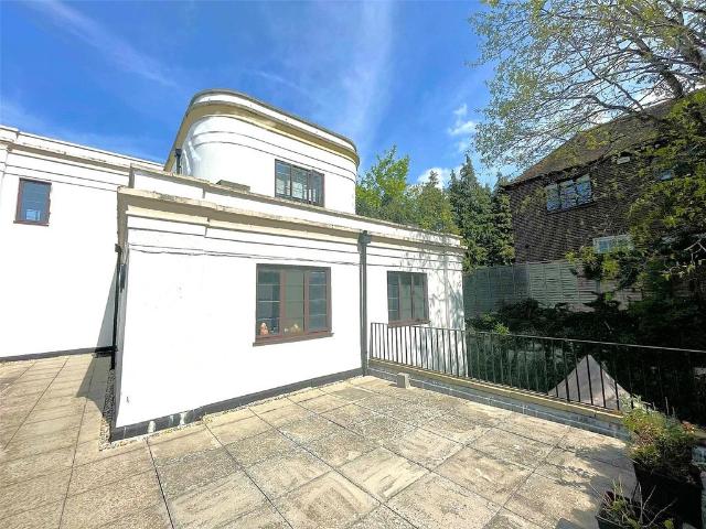 Epsom Road, Guildford, Surrey, GU1 Studio to rent £1,095 pcm £253 pw