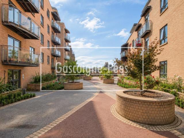 Epsom Road Trinity Gate, Guildford, GU1 2 bed apartment to rent £2,350 pcm £542 pw