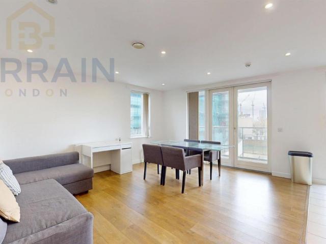 Equinox Square, London E14, 3 bed flat to rent, £3,000 pcm | PrimeLocation