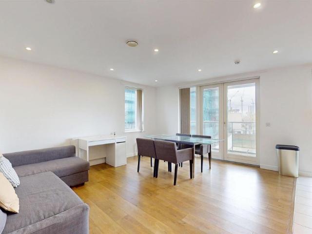 Equinox Square, London E14, 3 bed flat to rent, £3,000 pcm | PrimeLocation