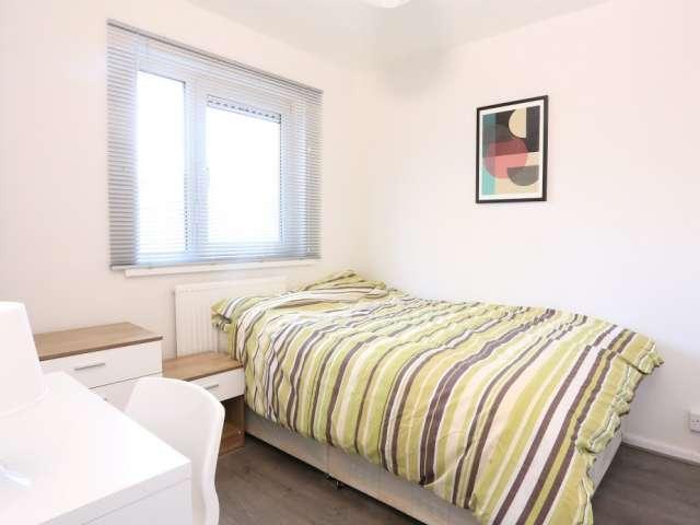 Equipped room in shared flat in Tower Hamlets, London