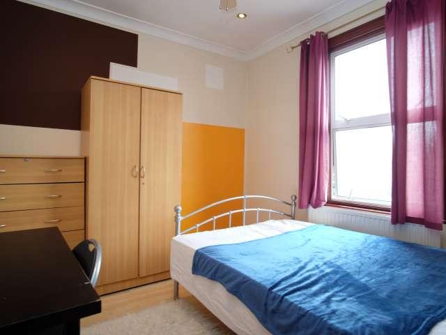 Equipped room in 7 bedroom flat in Leyton, London