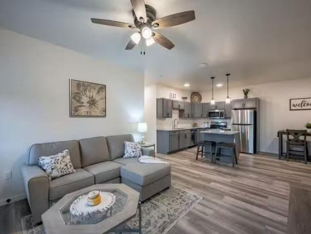 Erin Hills 2b/2b Upper 1942 11th Ave E