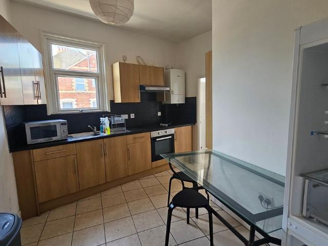 Erleigh Road, Reading RG1, 4 bed flat to rent, £2,200 pcm | PrimeLocation
