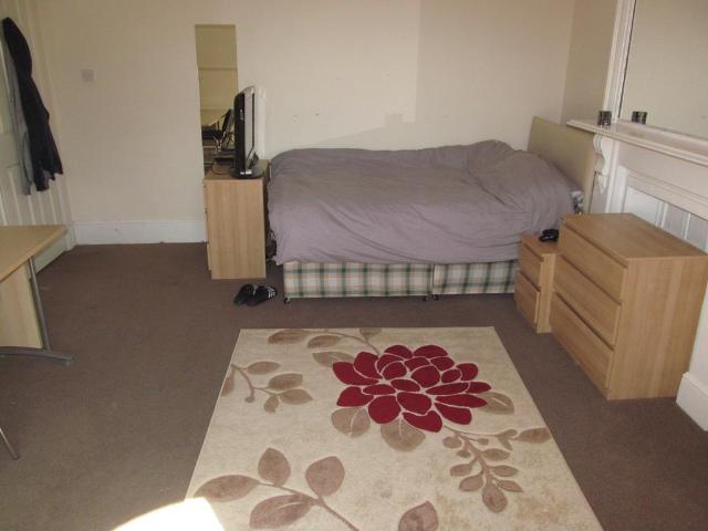 Erleigh Road, Reading RG1 8 bed semi detached house to rent £5,600 pcm £1,292 pw