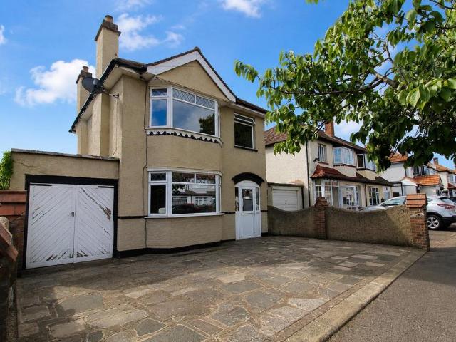 Erskine Road, Sutton 3 bed detached house to rent £2,295 pcm £530 pw