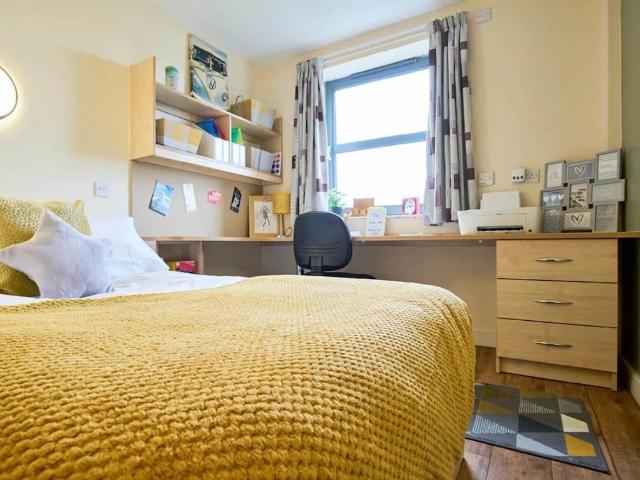Erskine St, Liverpool L6 1AH. 5 bed flat to rent £2,990 pcm £690 pw