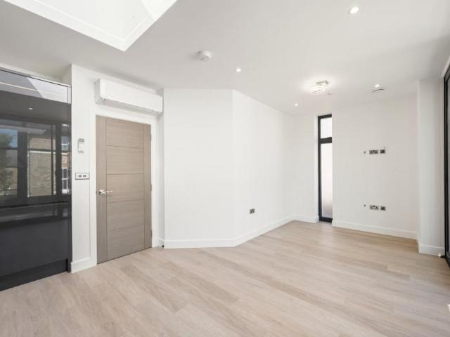 Ewell Road, Surbiton, KT6 1 bed flat to rent £1,645 pcm £380 pw
