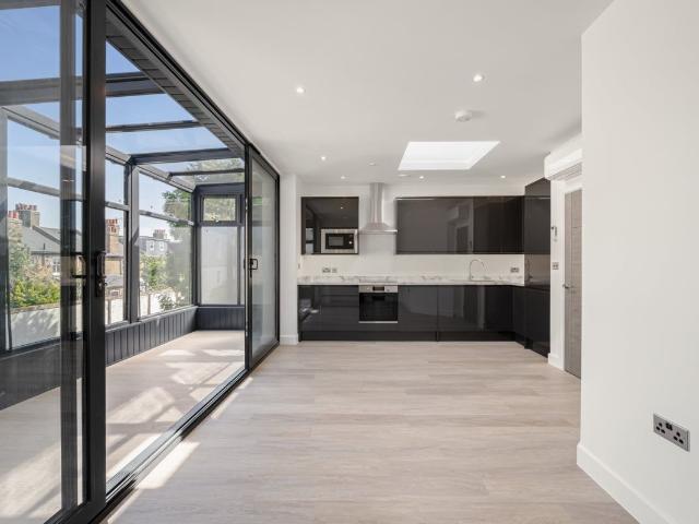 Ewell Road, Surbiton KT6, 1 bed flat to rent, £1,750 pcm | PrimeLocation
