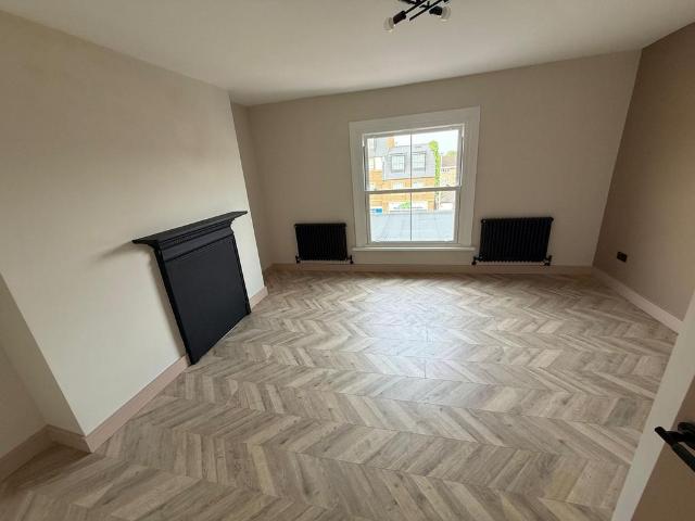 Ewell Road, Surbiton, KT6 2 bed flat to rent £2,740 pcm £632 pw