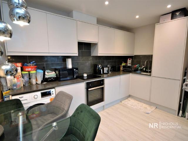 Ewell Road, Surbiton, Surrey. KT6 2 bed flat to rent £1,750 pcm £404 pw